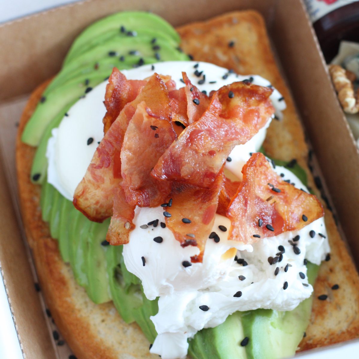 Toast de huevos pochados con bacon y aguacate – Sin Gluten – Baci ...
